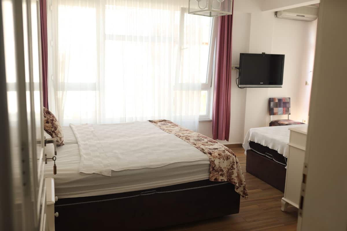 Quarto duplo econômico | Edredons de pluma, frigobar, escrivaninha