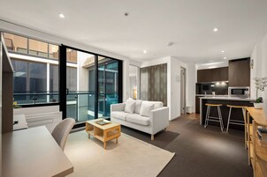 Apartamento Premium, 1 quarto, varanda | Sala de estar | TV de ecrã plano 