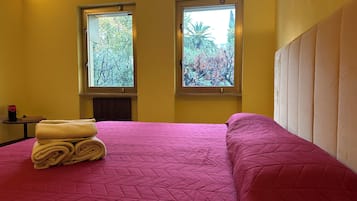 1 quarto, escrivaninha, espaço de trabalho para notebook
