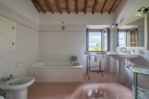 Villa, vista para a colina | Casa de banho | Um secador de cabelo, um bidé, toalhas fornecidas 