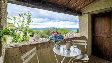 Villa, vista para a colina | Varanda