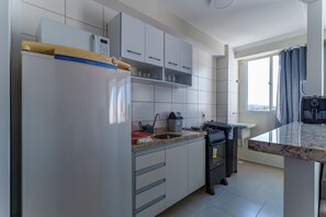 Apartamento Tradicional | Cozinha privada | Um frigorífico, um micro-ondas, um forno, utensílios de cozinha