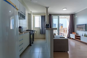 Apartamento Tradicional | Sala de estar | TV de ecrã plano