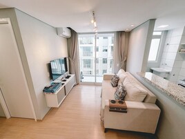 Apartamento Básico | Sala de estar | TV de ecrã plano 