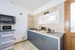 Cabine, 2 quartos, pátio, vista para o jardim | Cozinha privada | Um frigorífico/congelador grande, um micro-ondas, um forno