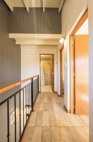 Cabine, 2 quartos, pátio, vista para o jardim | 2 quartos, roupa de alta qualidade, edredões de penas
