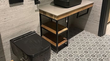 Quarto Duplo Deluxe | Casa de banho | Um polibã, artigos de higiene pessoal grátis, um secador de cabelo