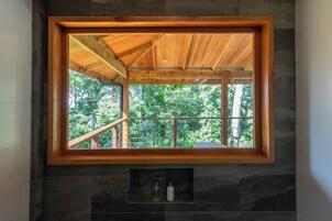 Suíte superior, vista para o jardim | Banheiro | Chuveiro, secador de cabelo, toalhas de banho, sabonete