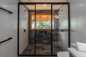 Suite Superior, vista para o jardim | Casa de banho | Um polibã, um secador de cabelo, toalhas fornecidas, sabão 