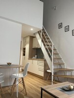 Apartamento Deluxe, vista para o pátio | 1 quarto, quartos insonorizados, Wi-fi grátis 