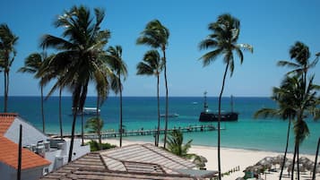 Uma praia privada, praia de areia branca, toldos de praia (sobretaxa)