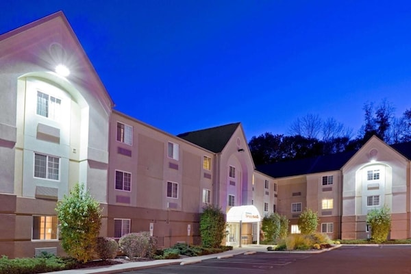 Spacious Suite W\/ Kitchenette And Working Desk - Budget Friendly Stay - Morristown, NJ