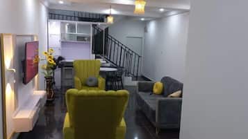 Apartamento de Luxo, varanda, Vista para a cidade | Sala de estar | TV de ecrã plano