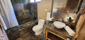 Suíte família, vista para o rio | Banheiro | Sabonete, shampoo, papel higiênico