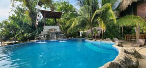 Piscina externa, funciona das 8h às 21h, guarda-sóis