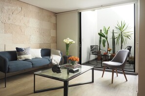 Apartamento Exclusivo, varanda, vista para o jardim | Sala de estar | Smart TV de 42 polegadas com canais digitais 