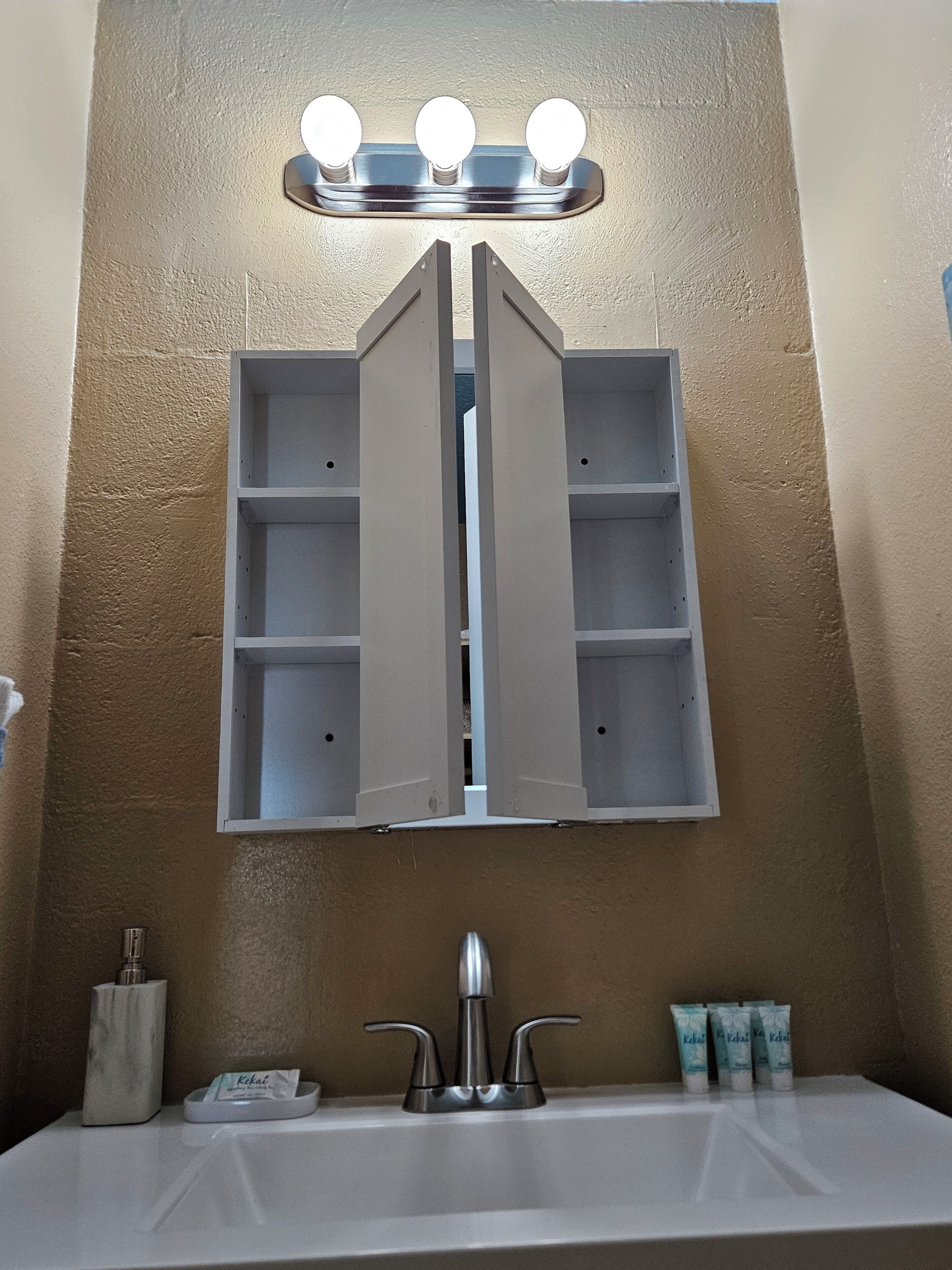 Yonegan Plumeria Hilo Hotel - Kohola (Whale) #2 - Hilo, HI