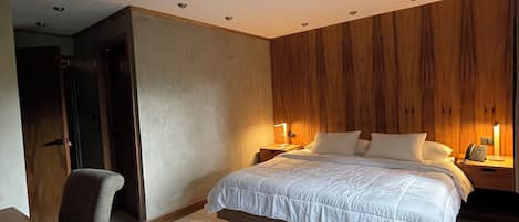 Quarto luxo, vista para o campo de golfe | Cofres nos quartos, escrivaninha, espaço de trabalho para notebook