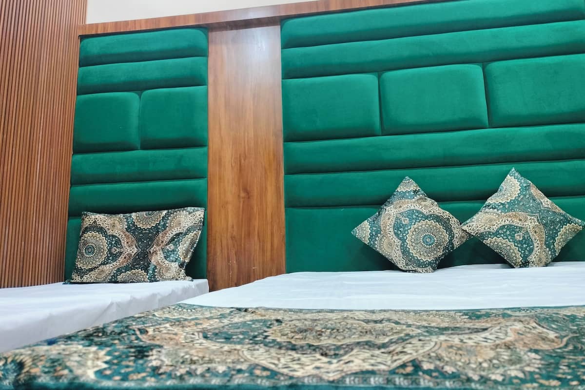 Quarto Triplo Standard, Vista para a cidade | Secretária adequada para computadores portáteis, Wi-fi grátis