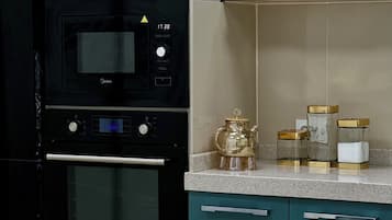 Um frigorífico, um micro-ondas, um forno, uma placa de cozinha