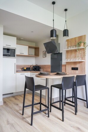 Apartamento clássico | Cozinha privada | Refrigerador em uma área comum, micro-ondas em uma área comum