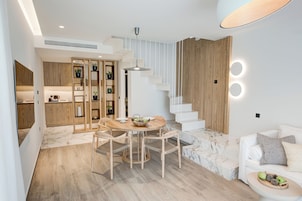 Loft Deluxe, piscina privativa | Sala de estar