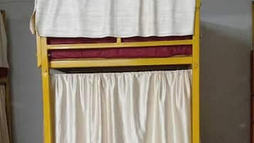 Dormitório compartilhado | Cortinas blackout, ferros/tábuas de passar roupa, Wi-Fi de cortesia