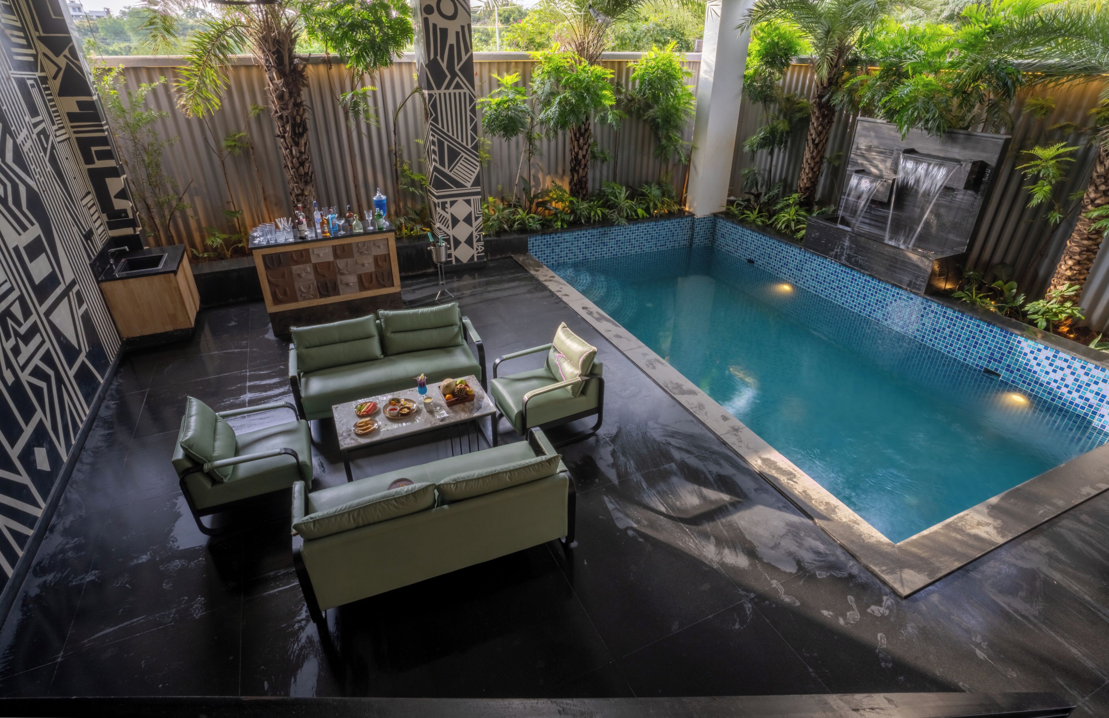 Vila luxo, vista para a piscina | Sala de estar | TV de tela plana 32 polegadas com canais digitais