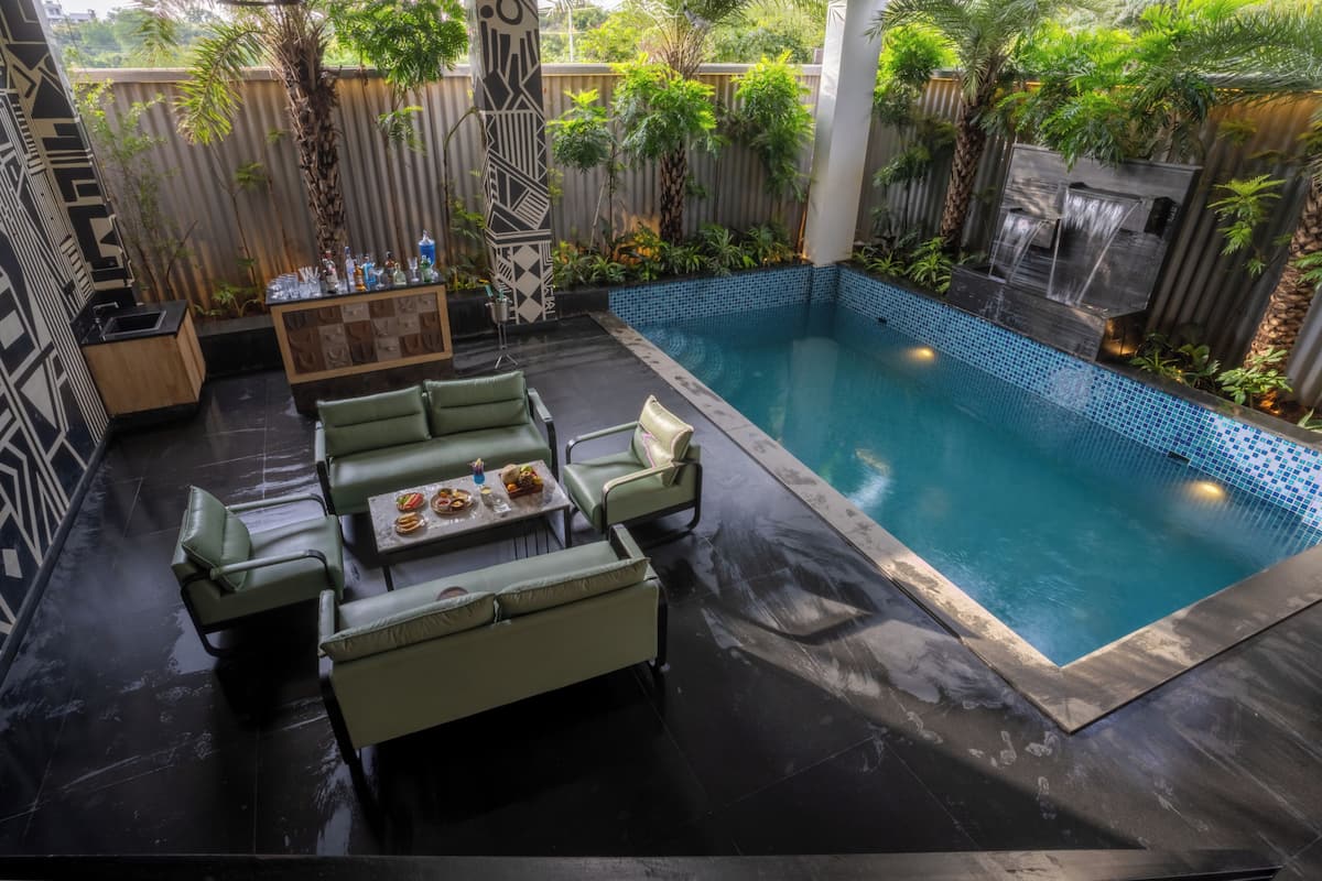 Vila luxo, vista para a piscina | Sala de estar | TV de tela plana 32 polegadas com canais digitais