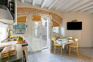 Apartamento Standard, 1 quarto, 2 casas de banho (Sole Priscilla House - Terrace &) | Cozinha privada | Uma cadeira de bebé