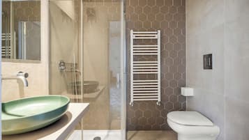 Quarto Quádruplo Comfort, Vista para a cidade | Casa de banho | Um secador de cabelo, um bidé, toalhas fornecidas, sabão