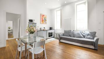 Apartamento Comfort, varanda, Vista para a cidade | Sala de estar | Smart TV de 30 cm com canais por cabo