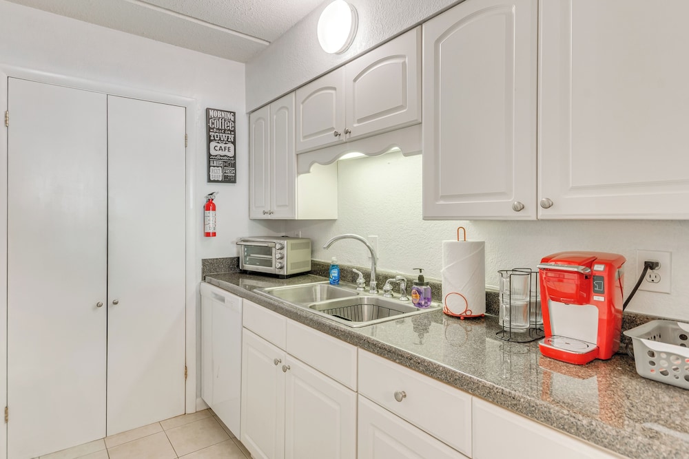 Waterfront Community W/ Perks: Mary Esther Condo - Mary Esther, FL