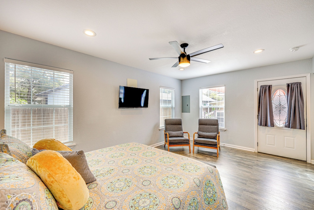 3 Mi To Dtwn: Cozy San Antonio Home W/ Casita! - San Antonio, TX