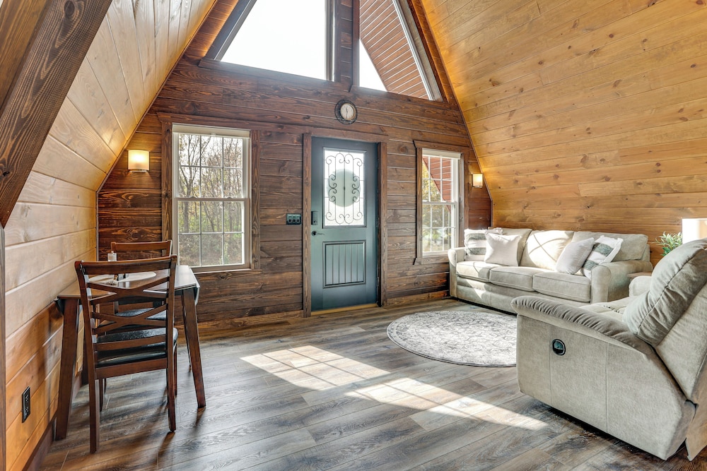 Fire Pit, Grill & On-site Pond: Kenton Cabin - Tennessee