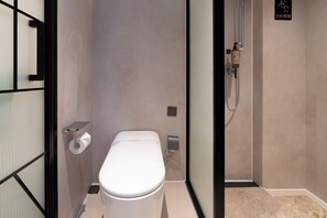Quarto Twin Básico | Casa de banho | Um polibã, um secador de cabelo, chinelos, toalhas fornecidas 