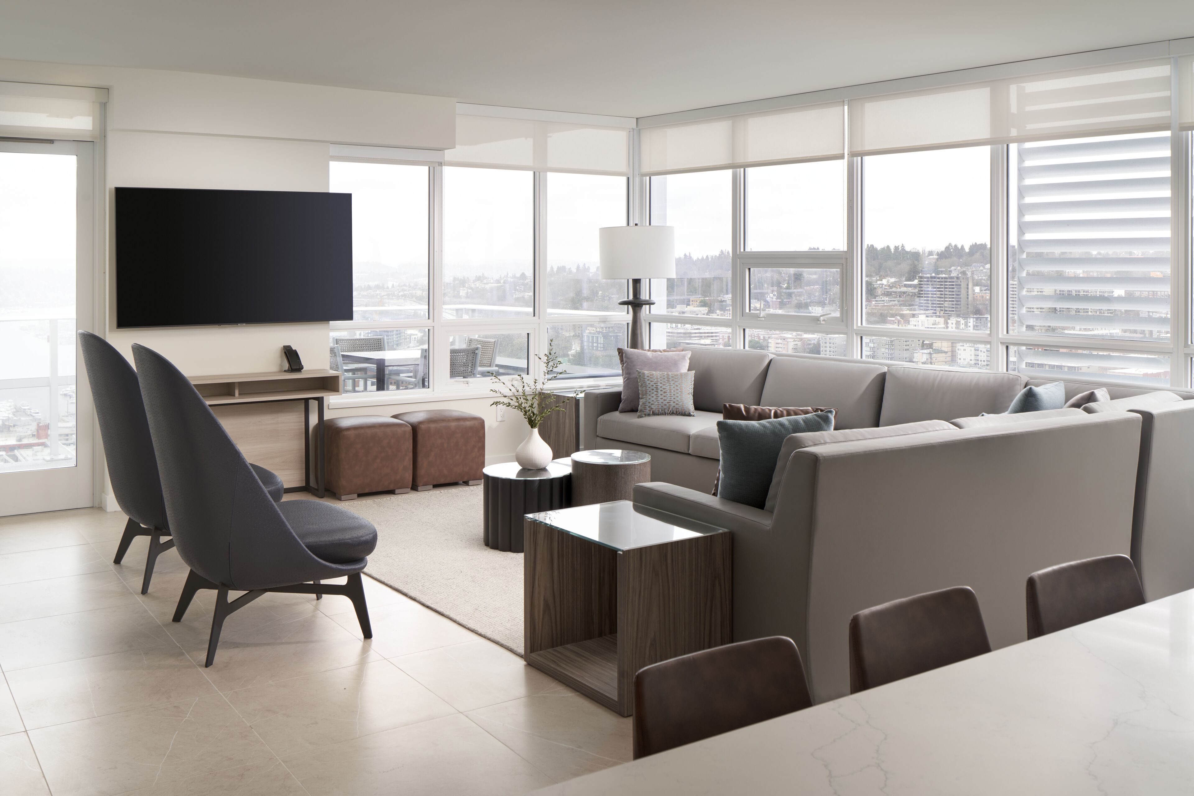 Luxury Sky Suite W/ Stunning Views, 3br/2ba, Pools, Gym, Near Seattle Hotspots! - Seattle, WA