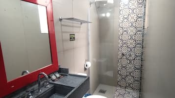 Quarto Duplo Standard | Casa de banho | Um polibã, artigos de higiene pessoal grátis