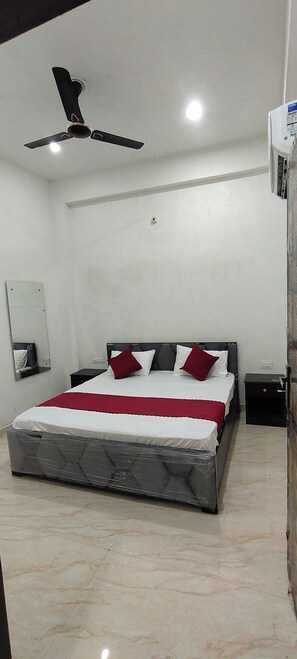 Quarto Duplo Deluxe, Vista para a cidade | Secretária, secretária adequada para computadores portáteis 