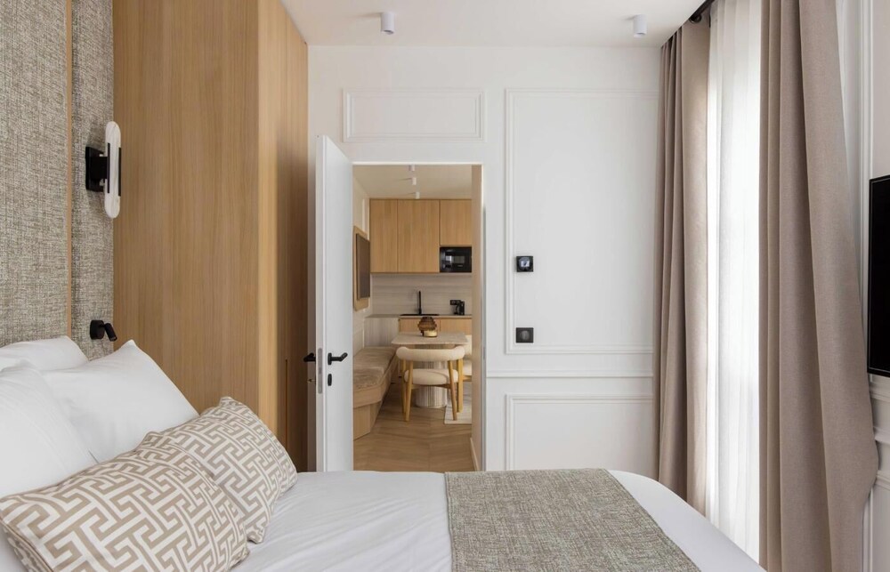 PERFECTLY LOCATED BETWEEN THE MARAIS, LOUVRE & OPERA DISTRICTS - RUE ...