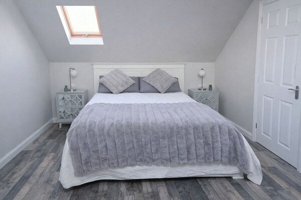 Lisburn - 1 Bedroom - Sleeps 2 - Street Parking - County Down