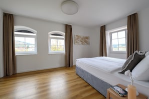 Apartamento clássico, vista para o rio | Cofres nos quartos, cortinas blackout, quartos à prova de som