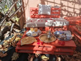 Café da manhã com pratos da culinária local grátis todos os dias