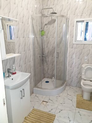 Casa | Banheiro | Chuveiro, secador de cabelo, toalhas de banho 