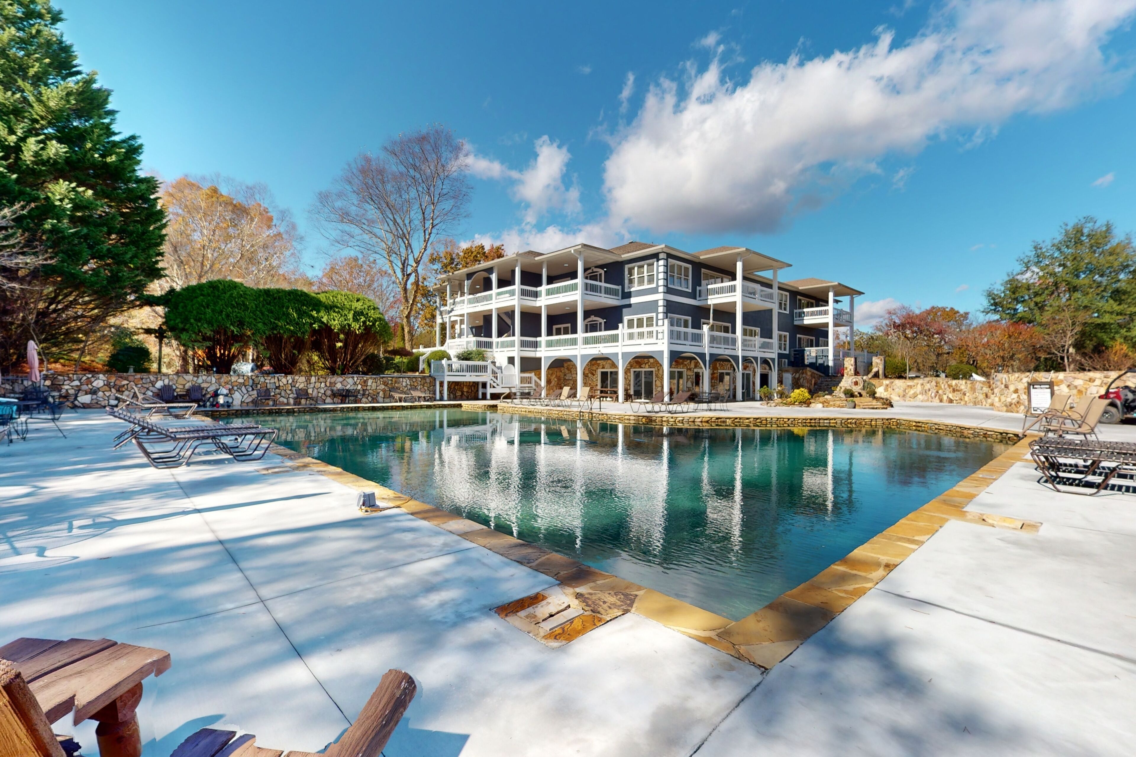 Gorgeous combo unit w 2 full kitchens/living rooms & shared pool ...