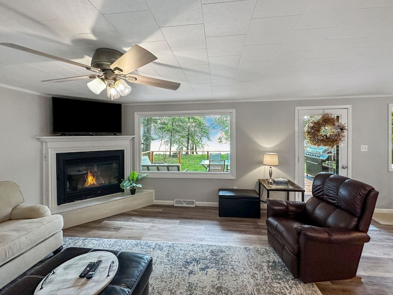 Charming 3-bedroom House On The Water With Ac And Wifi In Enjoyable Marinette - Door County, WI