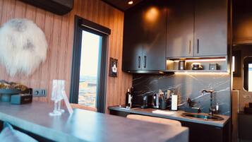 Cabana de Madeira Clássica, vista para a montanha | Cozinha privada | Minifrigorífico, uma placa de cozinha, utensílios de cozinha