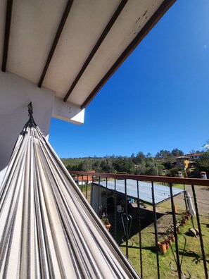 Suíte luxo, sacada, vista para a montanha | Área de estar