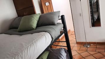 Quarto Duplo ou Twin Familiar, vista para a montanha | 1 quarto, secretária, secretária adequada para computadores portáteis