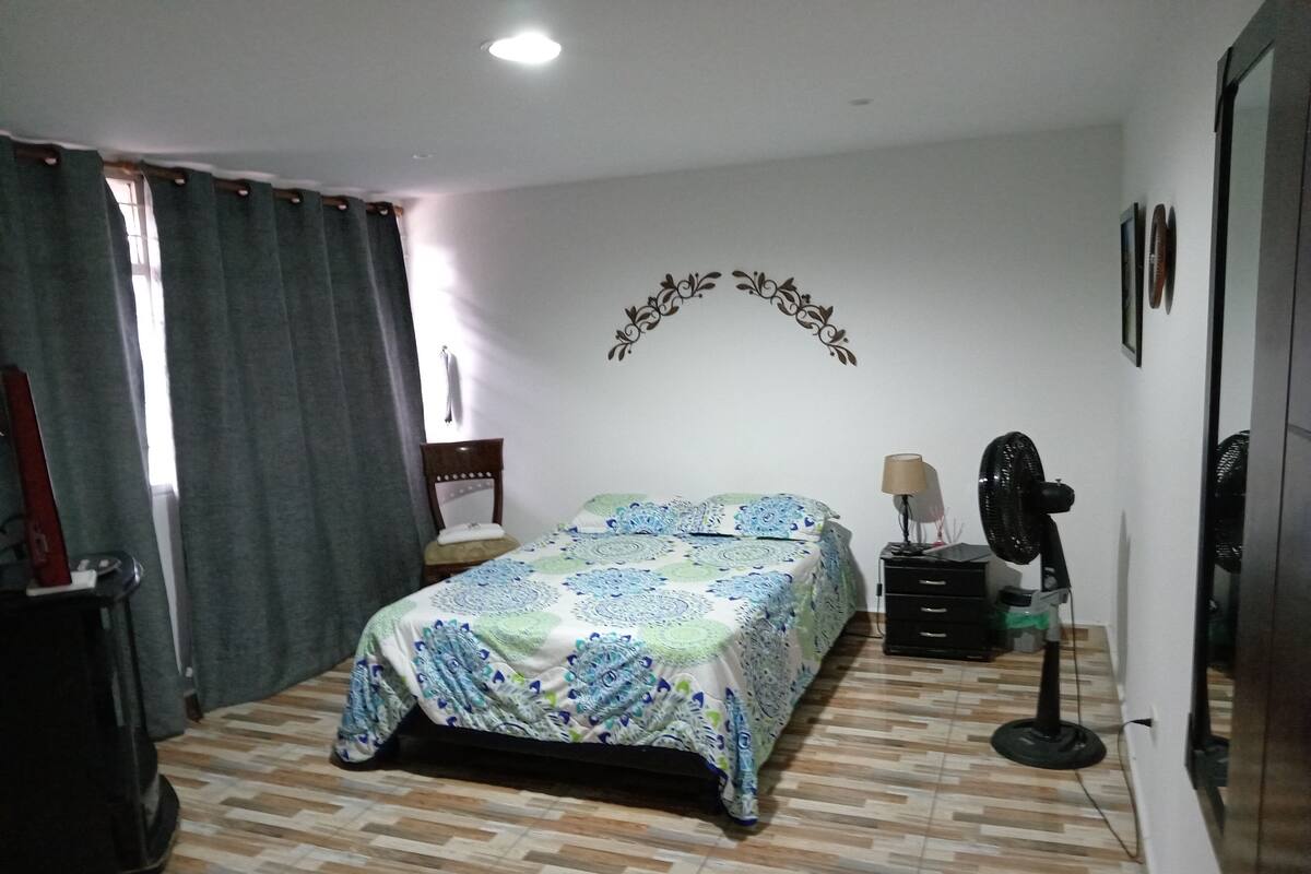 Quarto casal, para não fumantes, vista para a cidade | Espaço de trabalho para notebook, ferros/tábuas de passar roupa